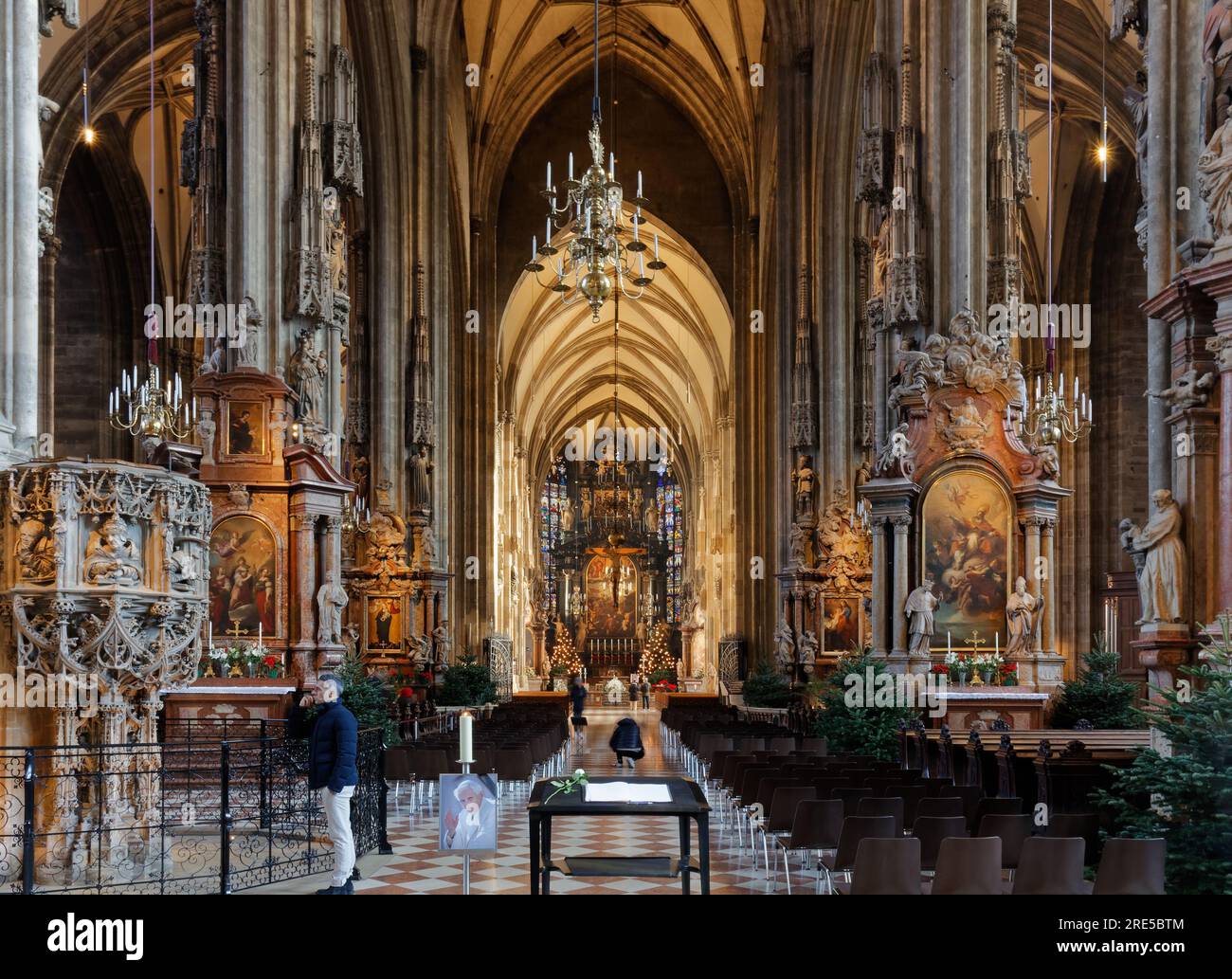 Romanesque apse interior cathedral hi-res stock photography and images ...