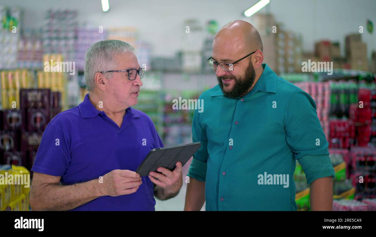 Staff meeting and retail and store hi-res stock photography and images ...