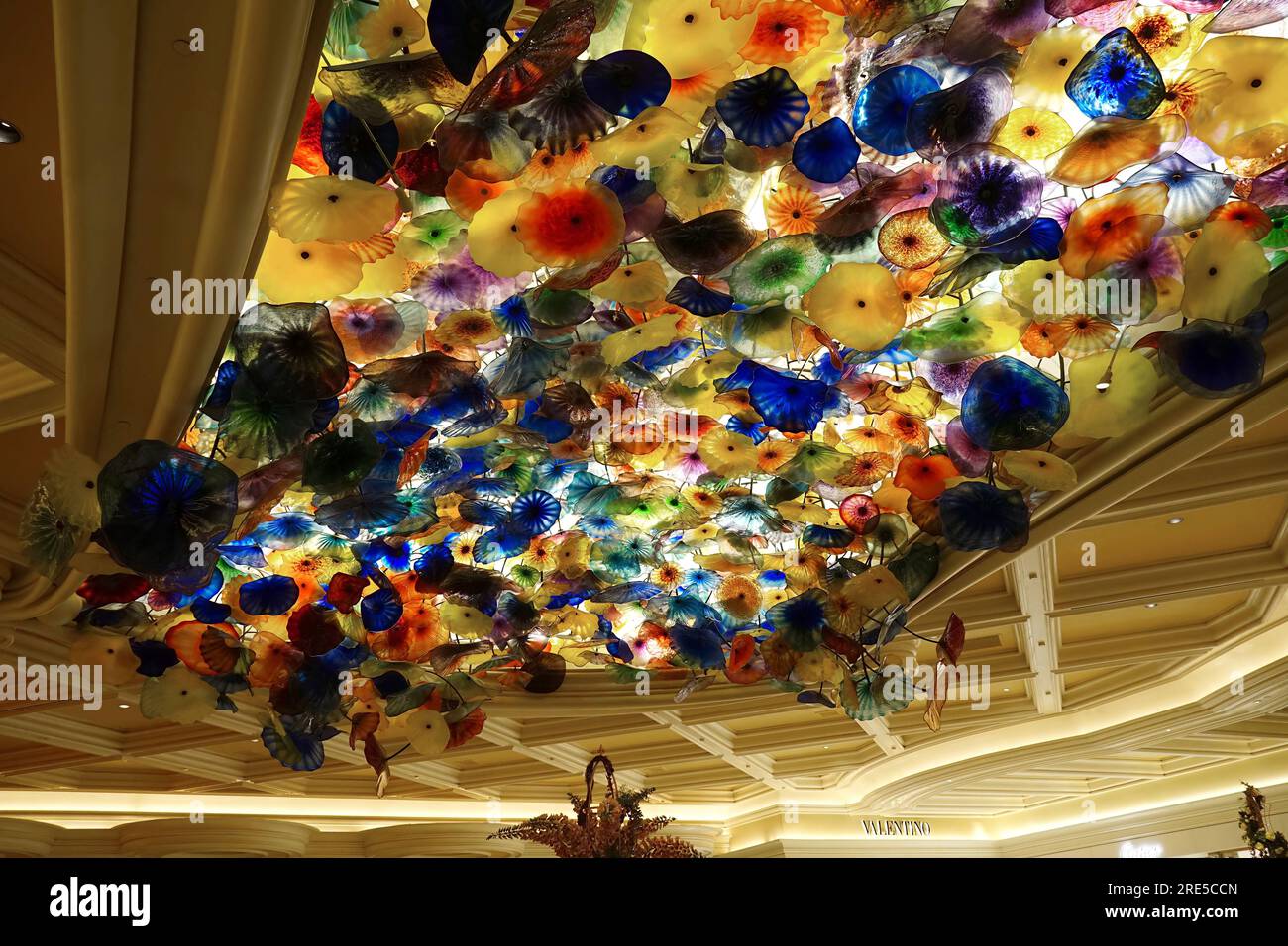 Fiori di Como, a glass sculpture by Dale Chihuly on the lobby, Bellagio ...