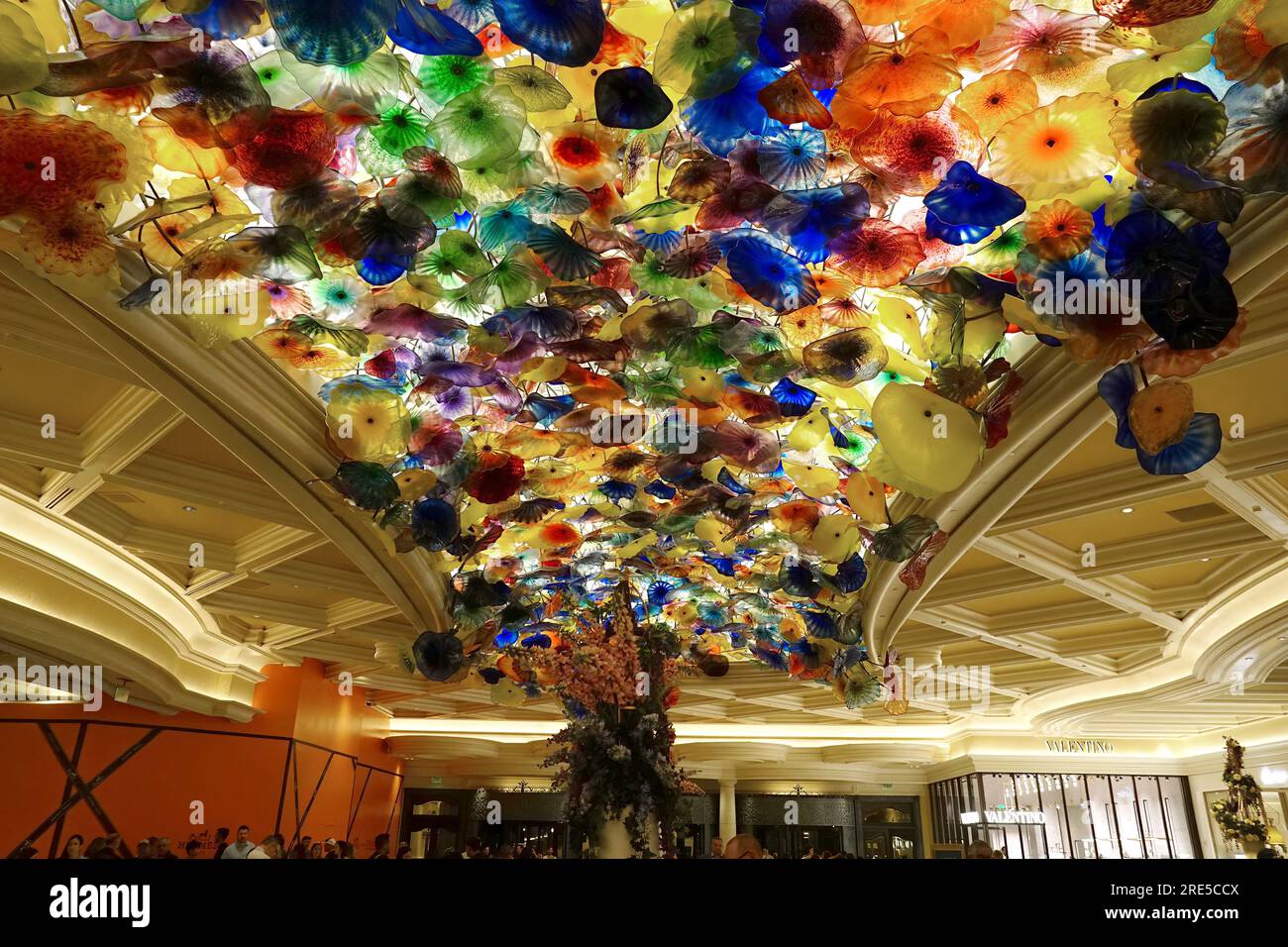 Fiori di Como, a glass sculpture by Dale Chihuly on the lobby, Bellagio ...
