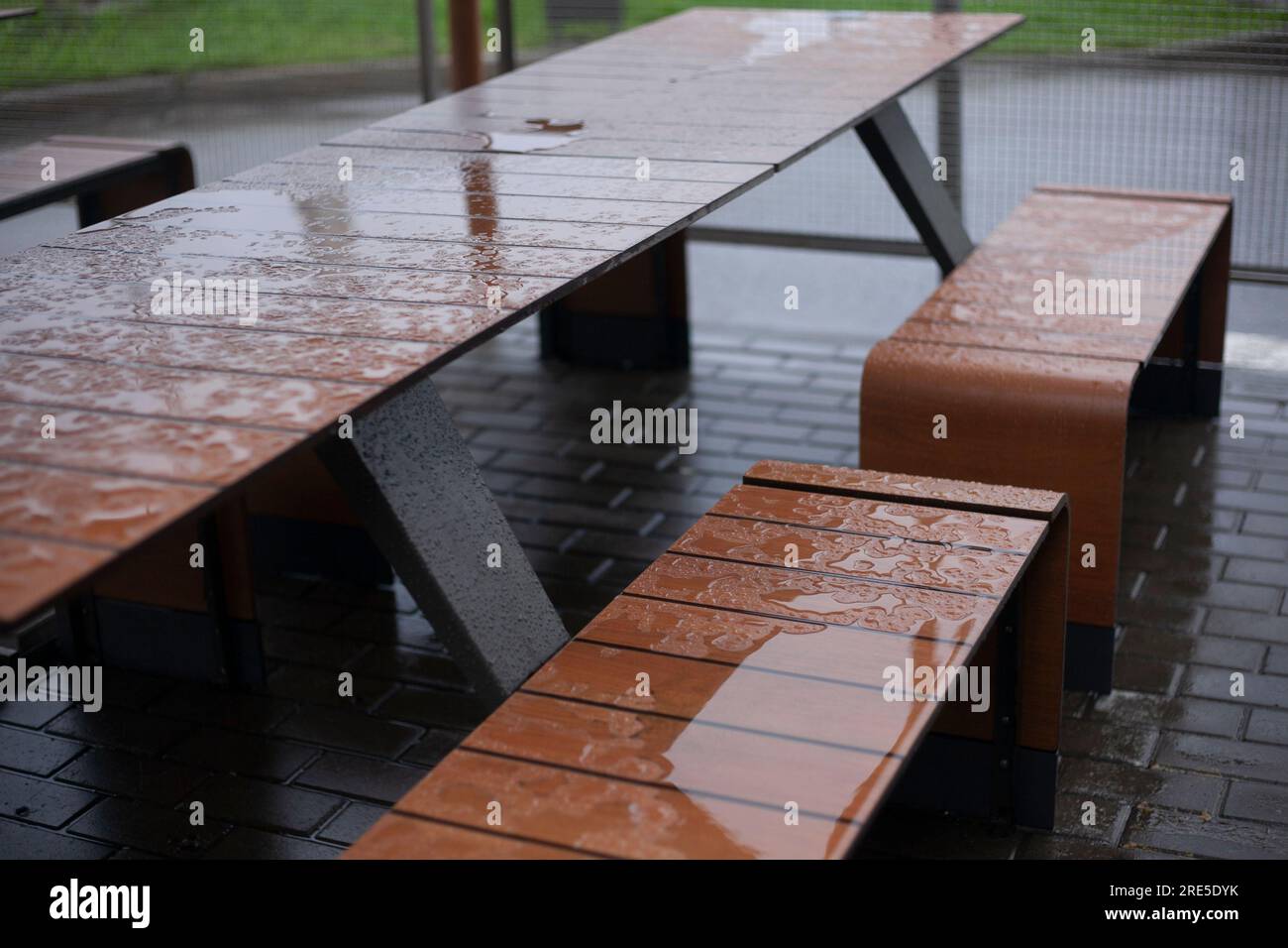 Wet table hi-res stock photography and images - Alamy