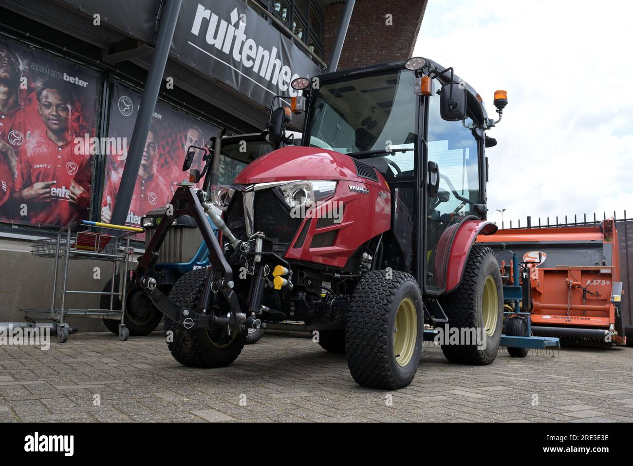 Football stadium groundsman grass hi-res stock photography and images ...