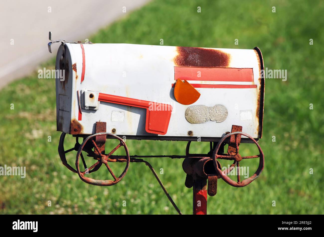 Metaphoric mailbox shows this family has moved. Handmade mailbox design ...