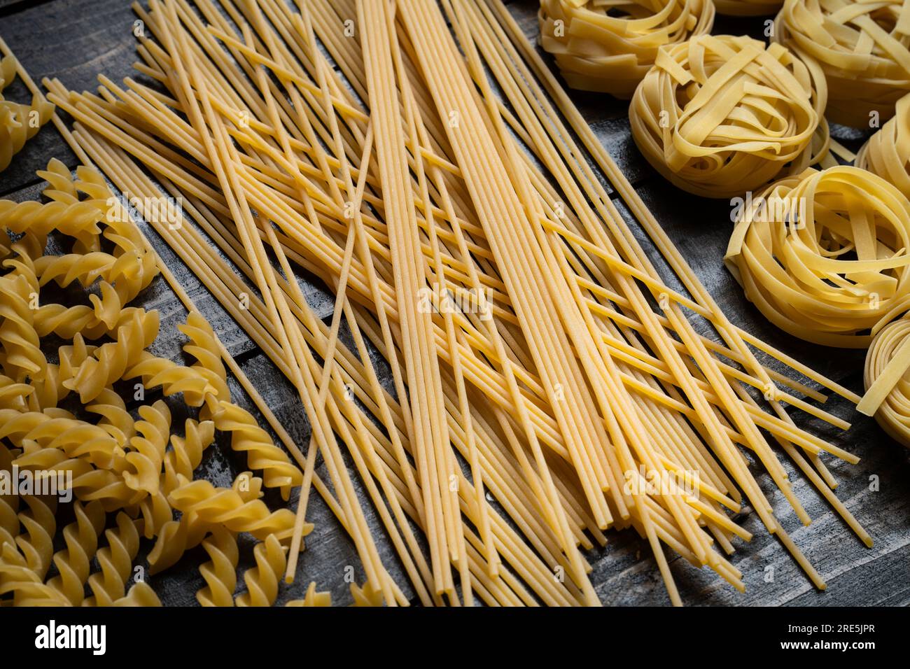 Pasta shapes, spaghetti, fusilli, tagliatelle, Italian cuisine ...