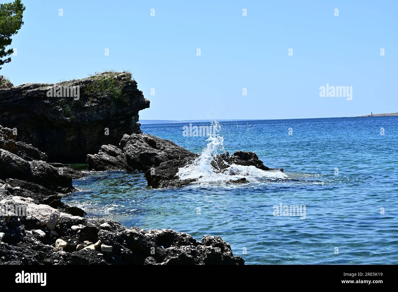 Wave hitting stone hi-res stock photography and images - Alamy