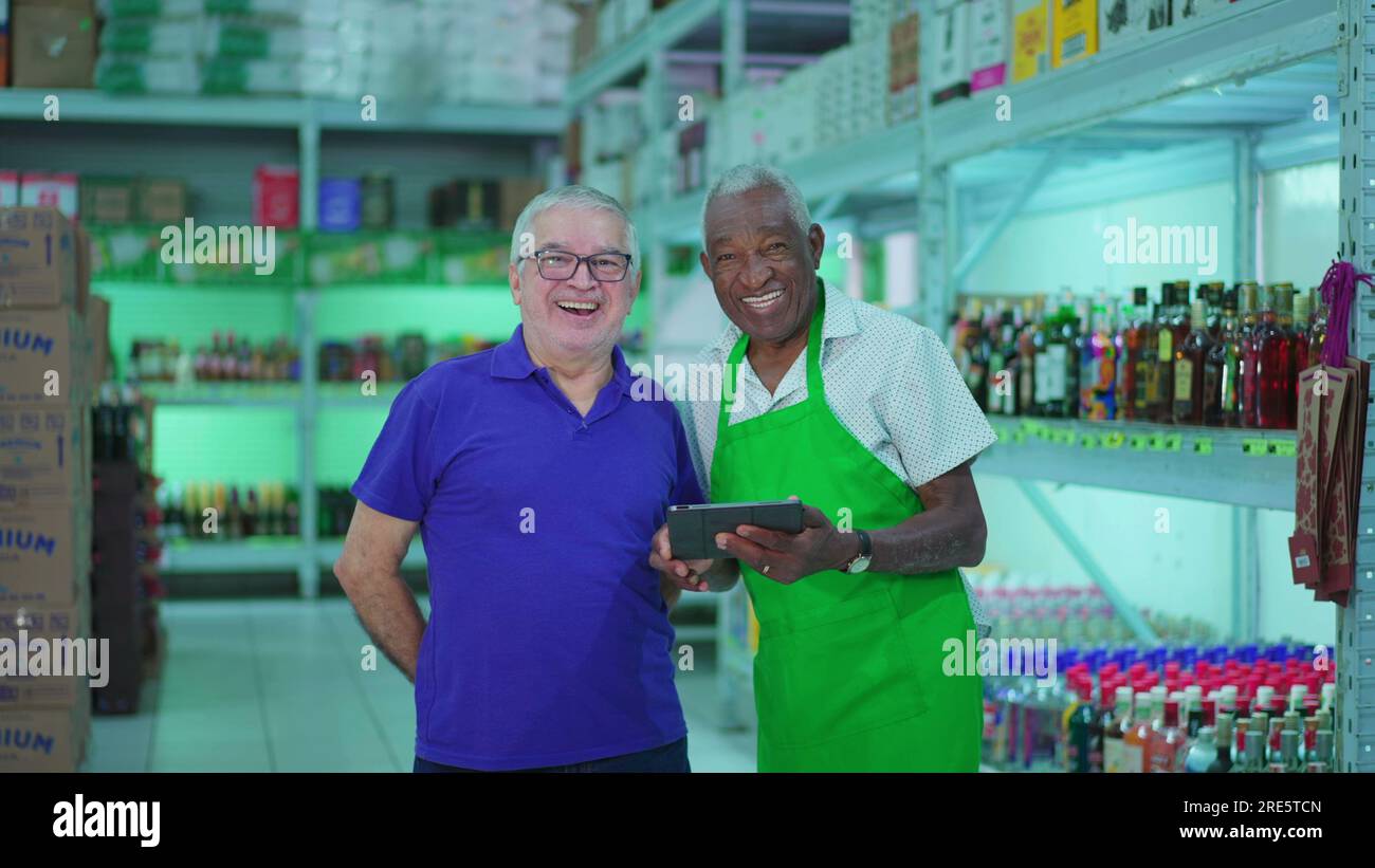 Two grocery store employees hi-res stock photography and images - Alamy