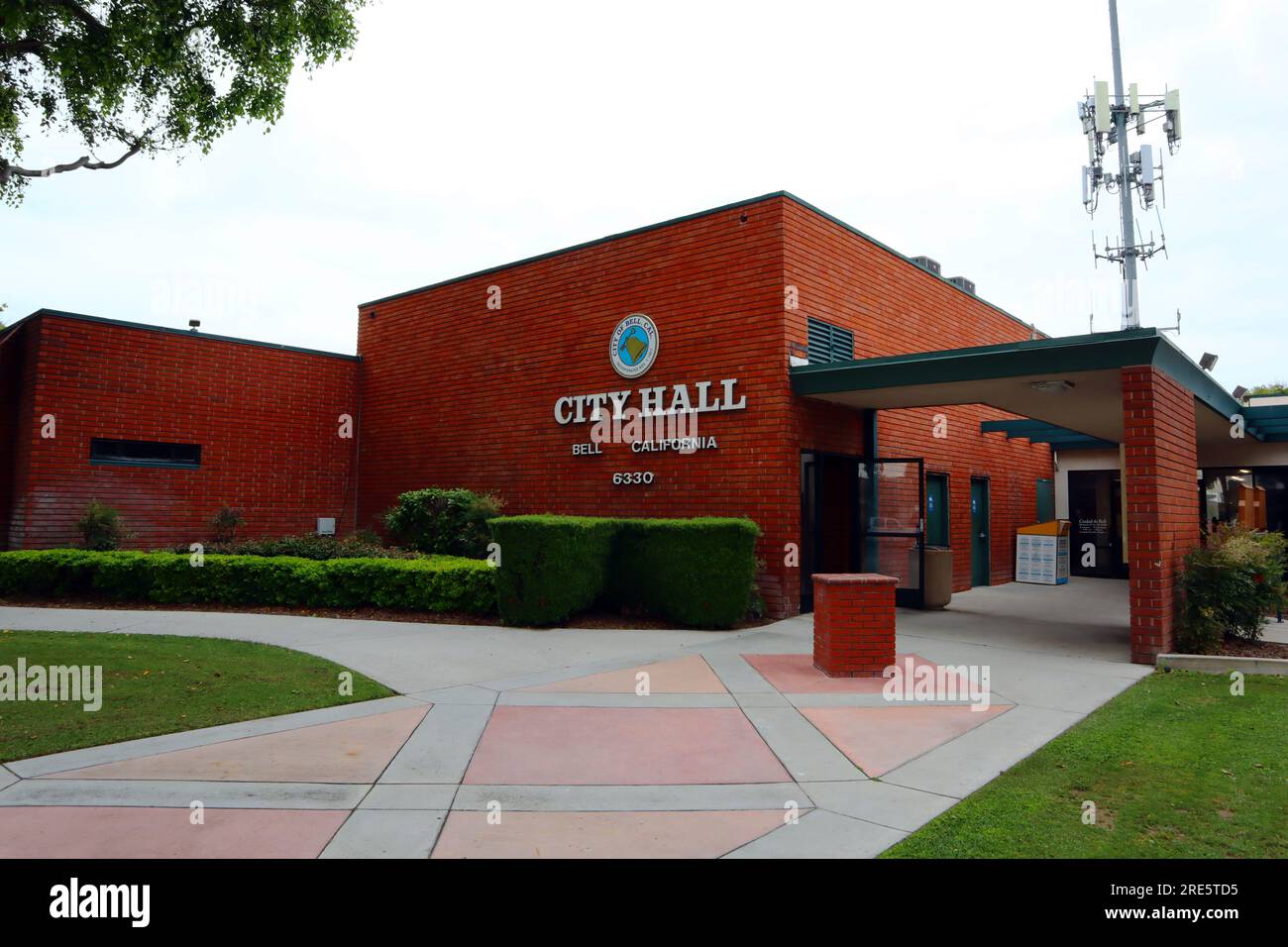 BELL (Los Angeles County), California: BELL City Hall at 6330 Pine ...