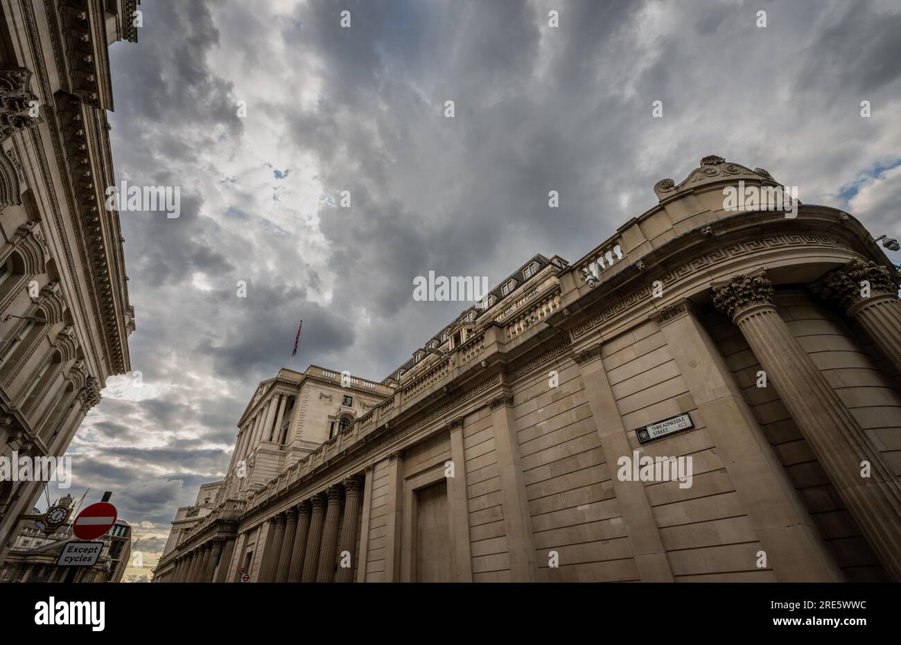 London, UK: The Bank of England on Threadneedle Street in the City of ...