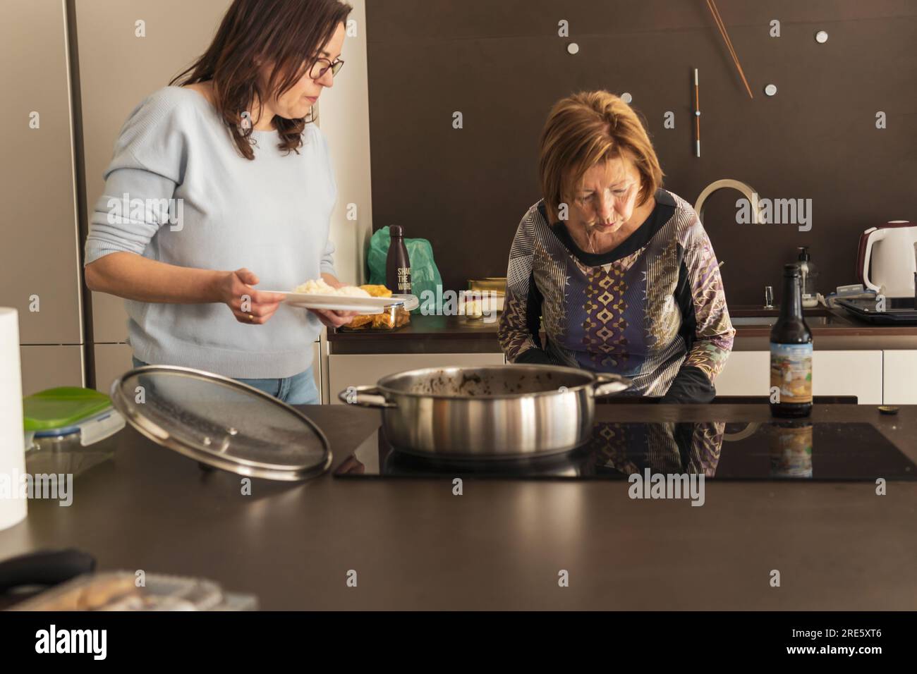 Kitchen family meal hi-res stock photography and images - Alamy