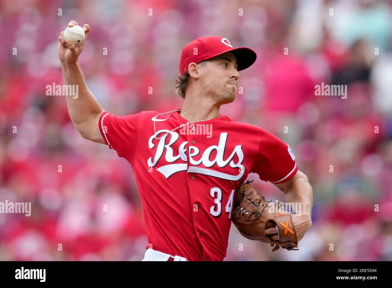 Cincinnati Reds starting pitcher Luke Weaver (34) throws during a ...