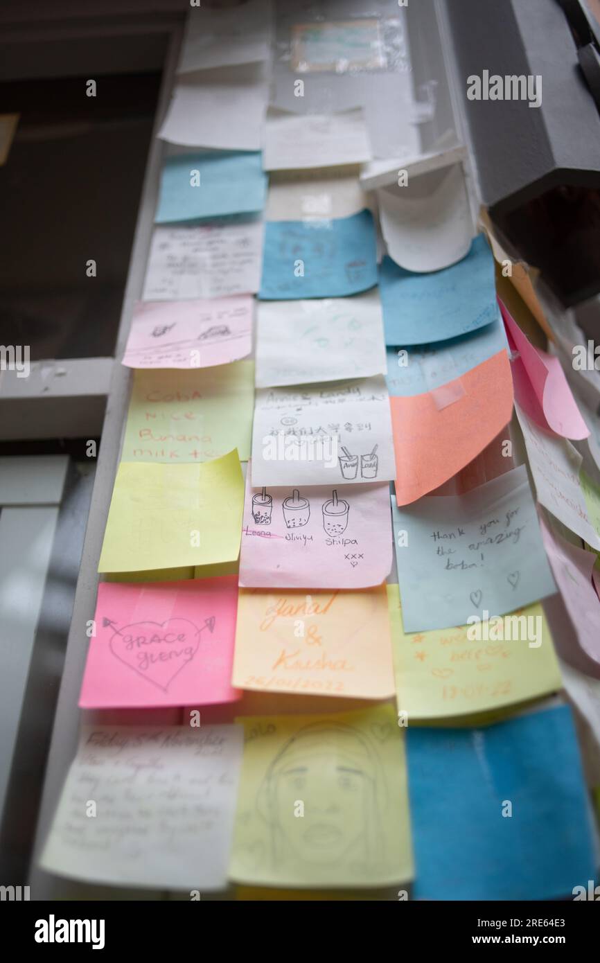 Post-it Notes adorn a shop in Oxford, in the Covered Market Stock Photo ...