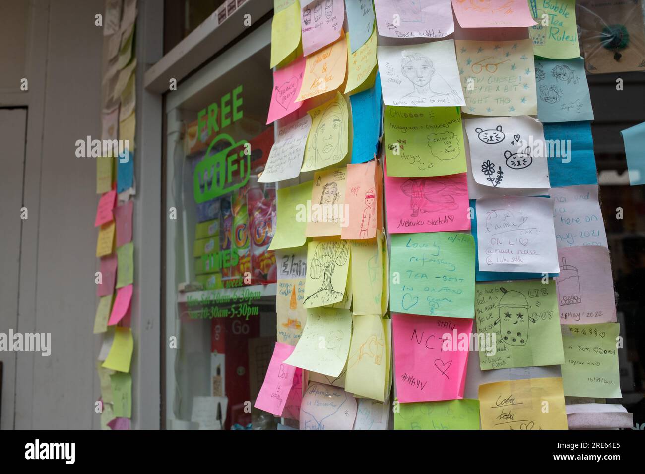 Post-it Notes adorn a shop in Oxford, in the Covered Market Stock Photo ...
