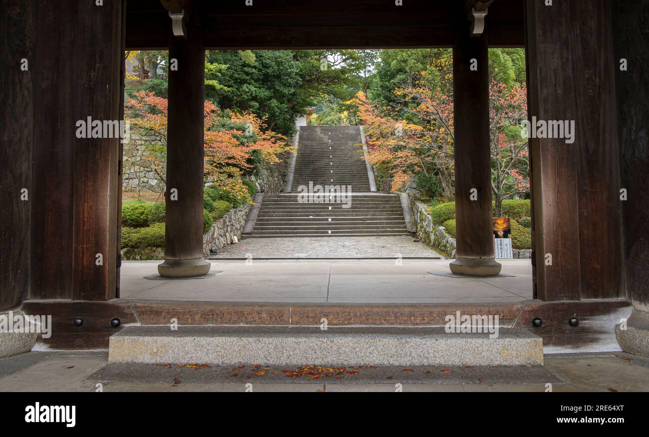 The main gate at Chionin, a Buddhist temple in Kyoto, Japan Stock Photo ...