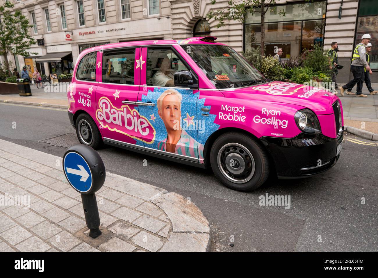 Margot robbie barbie car hi-res stock photography and images - Alamy