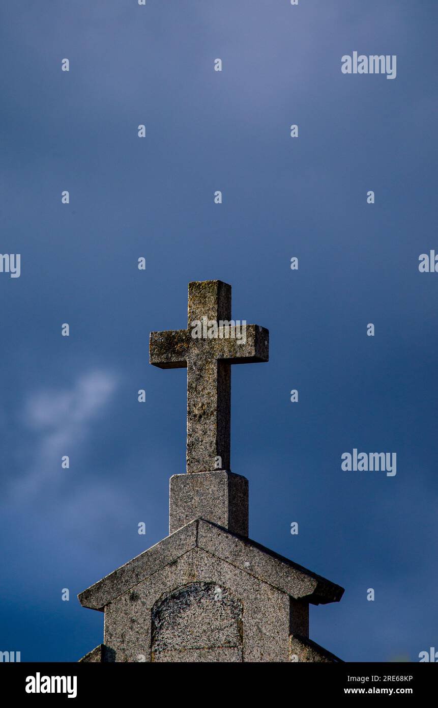 cross on a grave in a cemetery Stock Photo - Alamy