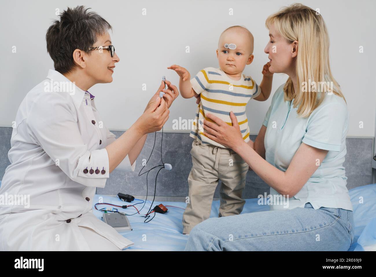 Ear exam kid hi-res stock photography and images - Alamy
