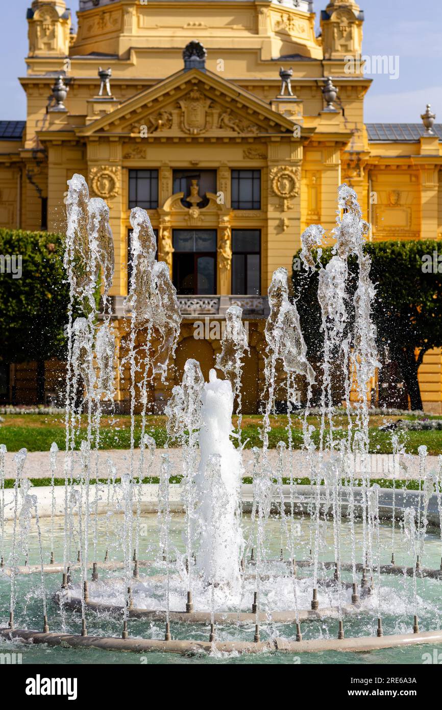 Summer day in city hi-res stock photography and images - Alamy