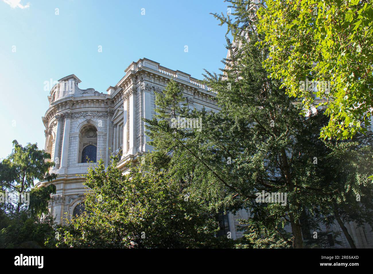 Building behind trees hi-res stock photography and images - Alamy