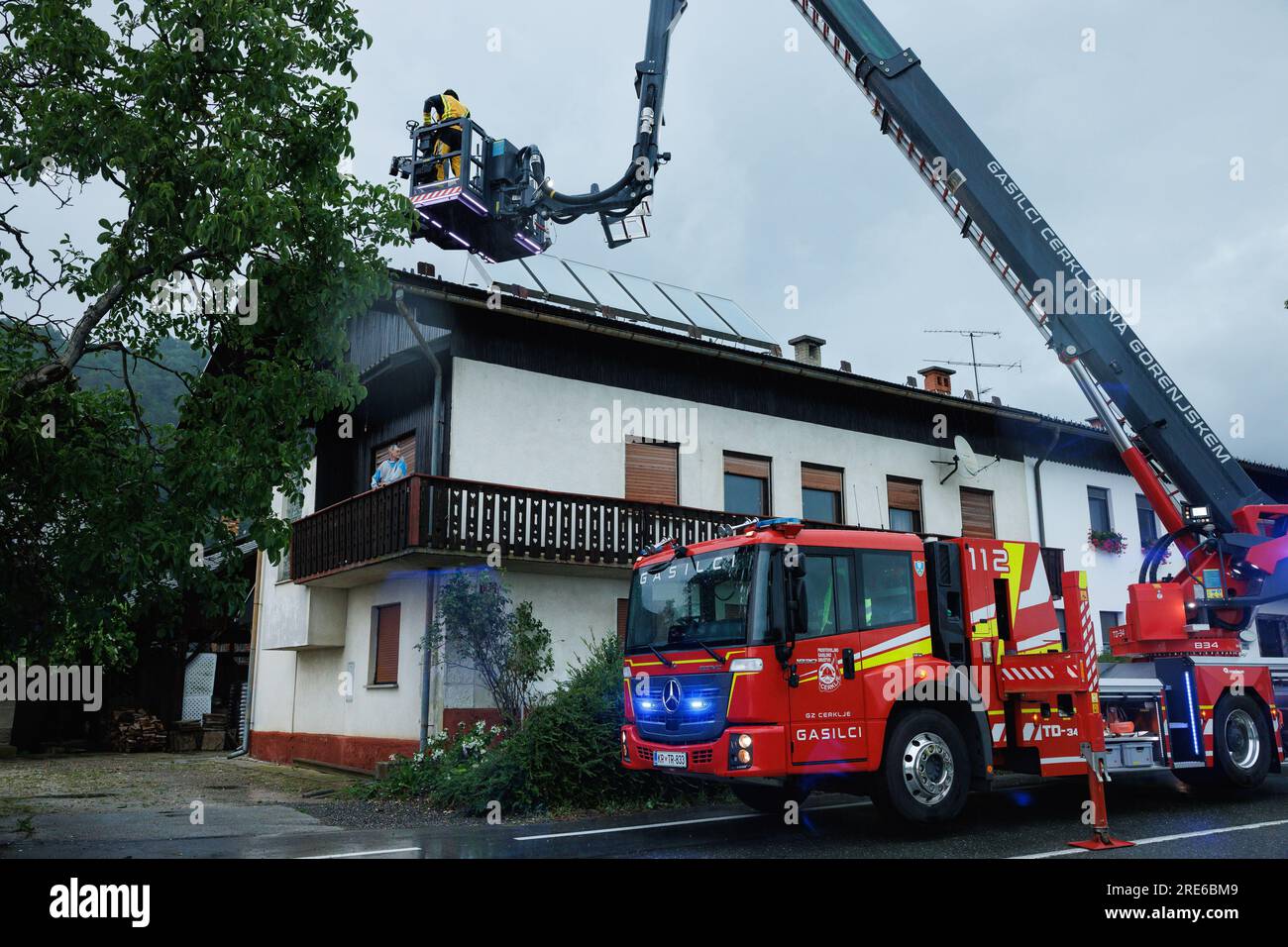 Flooding people of roof hi-res stock photography and images - Alamy
