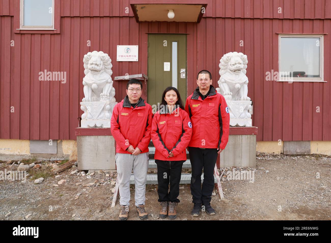 (230725) -- NY-ALESUND (NORWAY), July 25, 2023 (Xinhua) -- Members of ...