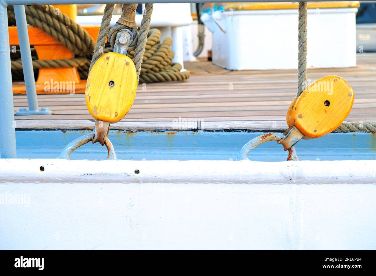 Old sailing wooden blocks rigging hi-res stock photography and images ...