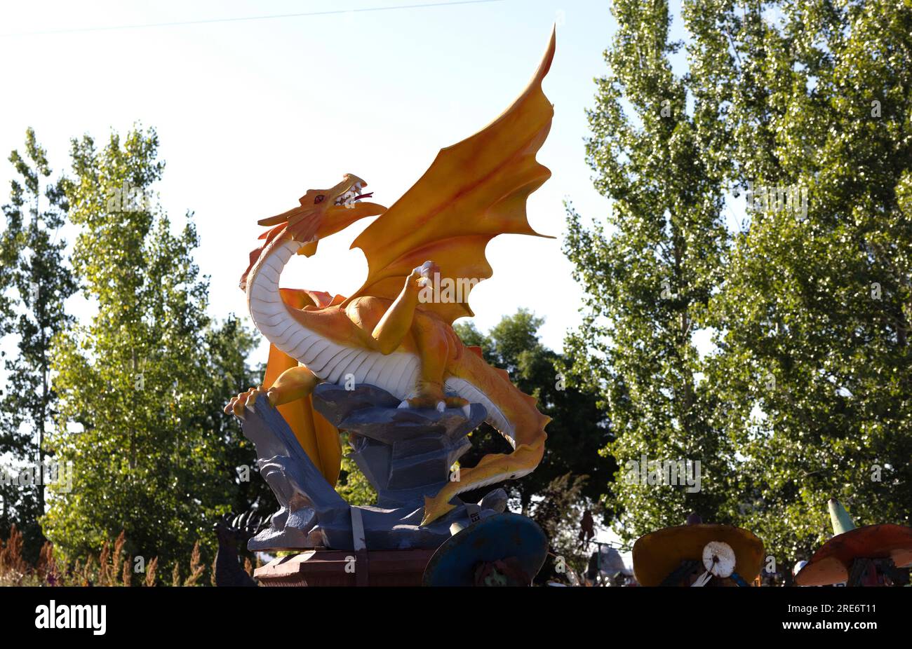Dragon yard art hi-res stock photography and images - Alamy