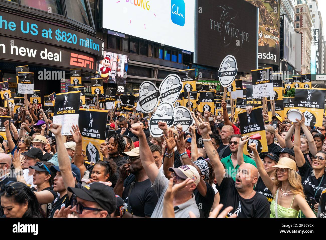 Union members rally during Rock the City for a Fair Contract: SAG-AFTRA ...