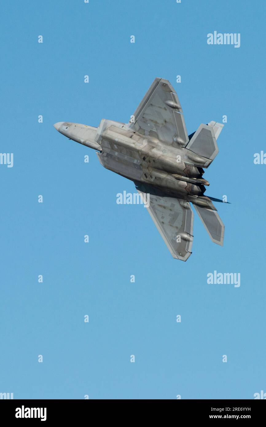 A U.S. Air Force F-22 Raptor from the 199th Air Expeditionary Squadron ...
