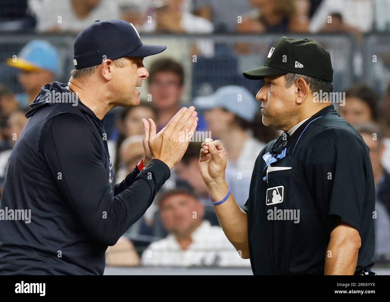 Aaron boone argues hi-res stock photography and images - Alamy