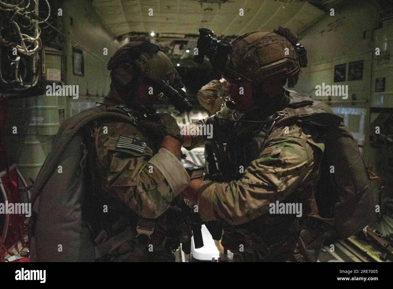 Green Berets with 1st Special Forces Group (Airborne) rig each others ...
