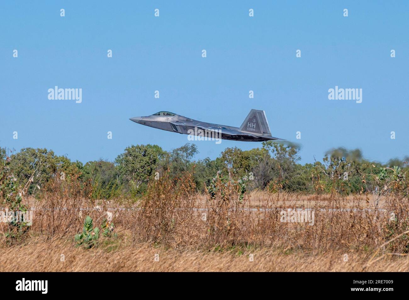 A U.S. Air Force F-22 Raptor from the 199th Air Expeditionary Squadron ...