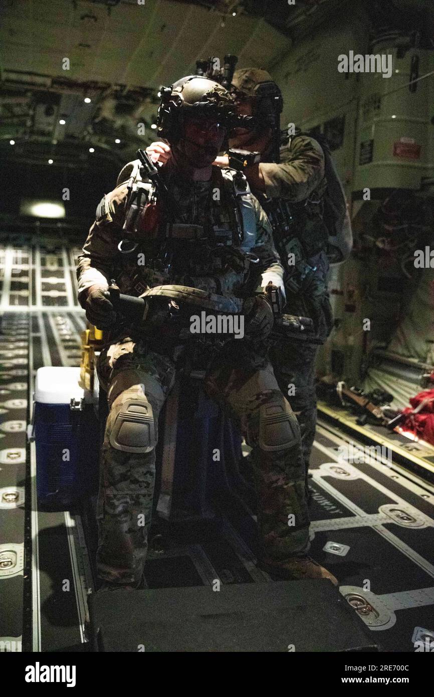 Green Berets with 1st Special Forces Group (Airborne) rig each others ...