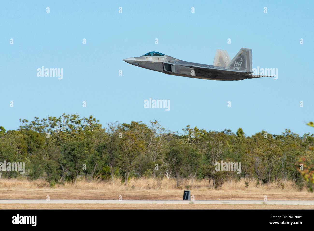 A U.S. Air Force F-22 Raptor from the 199th Air Expeditionary Squadron ...