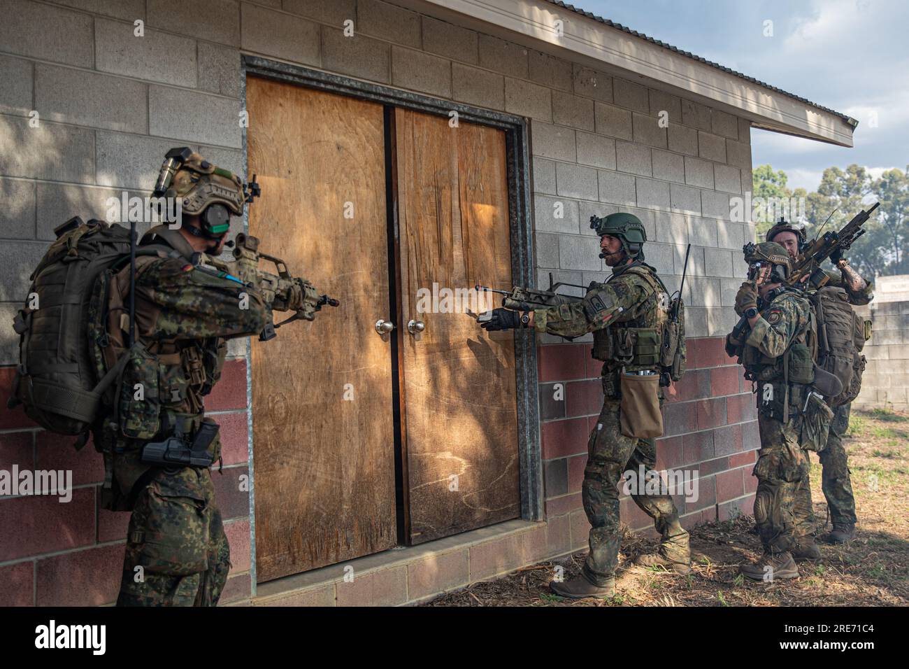 German Army Soldiers conduct a MOUT(Military Operations on Urban ...