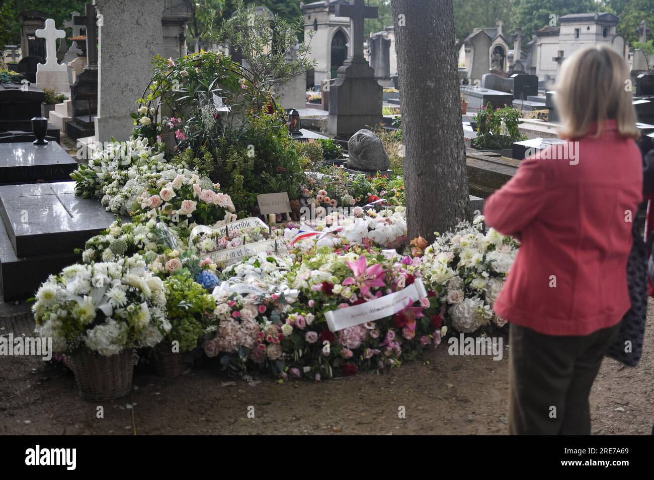 Paris, France. 25th July, 2023. Flowers are laid on Jane Birkin's tomb ...
