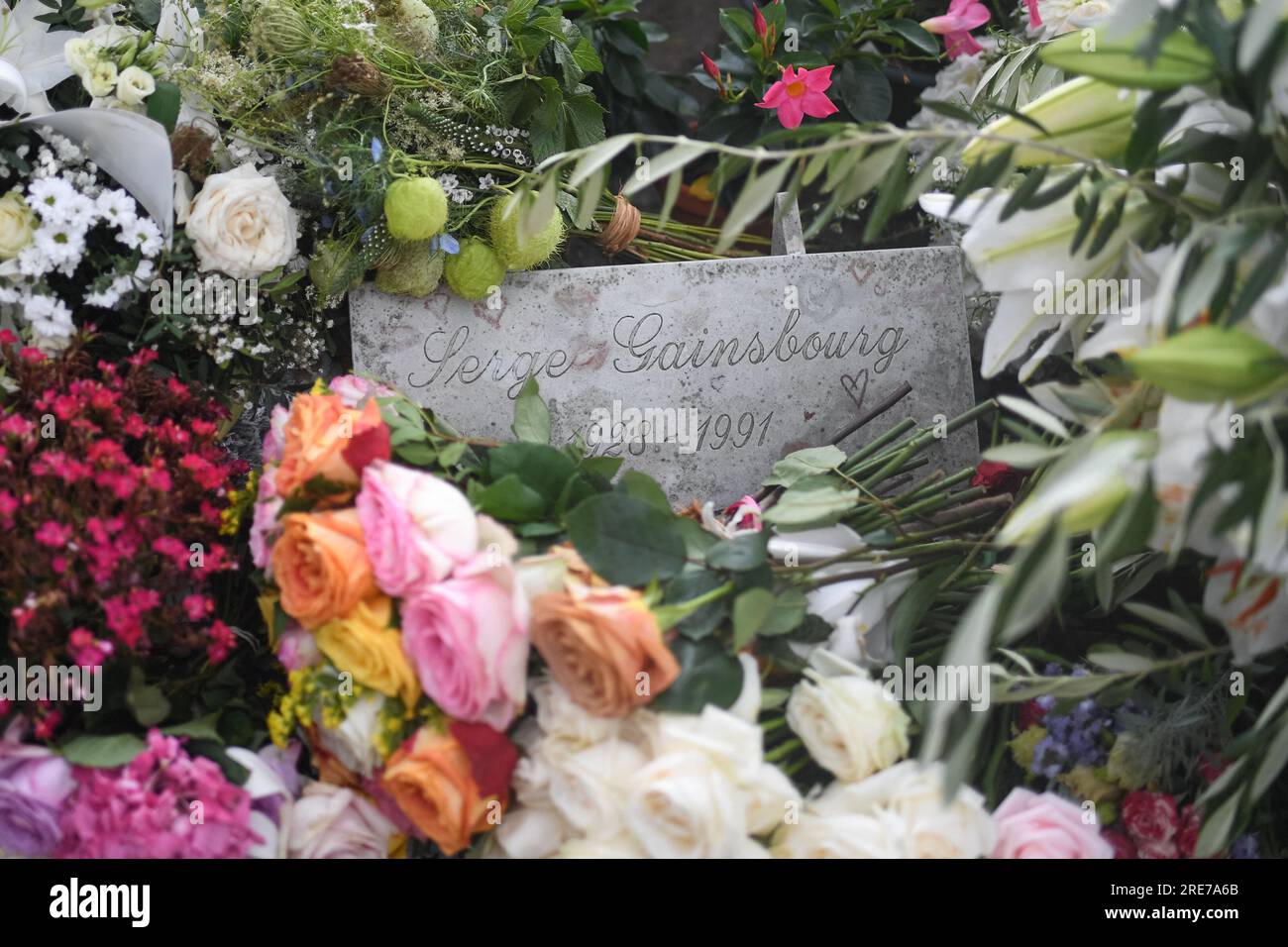 Paris, France. 25th July, 2023. Flowers are laid on Jane Birkin's tomb ...