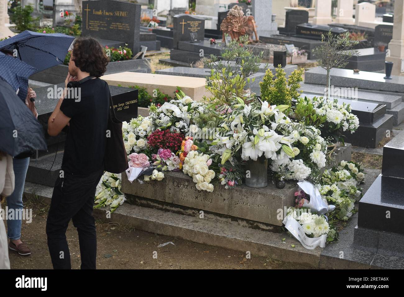 Paris, France. 25th July, 2023. Flowers are laid on Jane Birkin's tomb ...