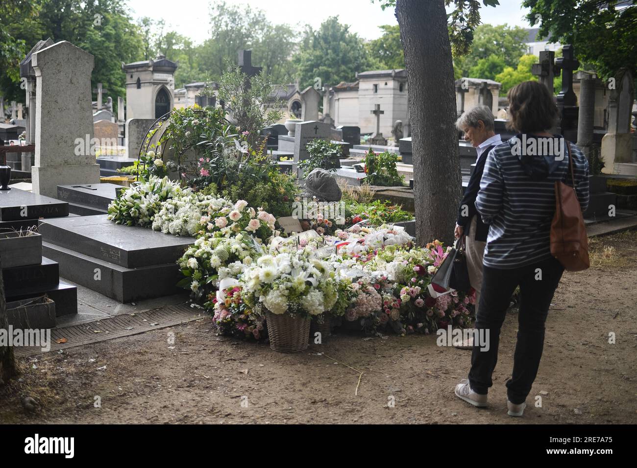 Paris, France. 25th July, 2023. Flowers are laid on Jane Birkin's tomb ...