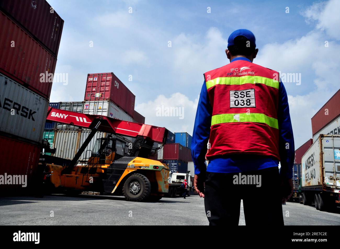 Jakarta, Indonesia - May 26, 2017 : Container loading and unloading ...
