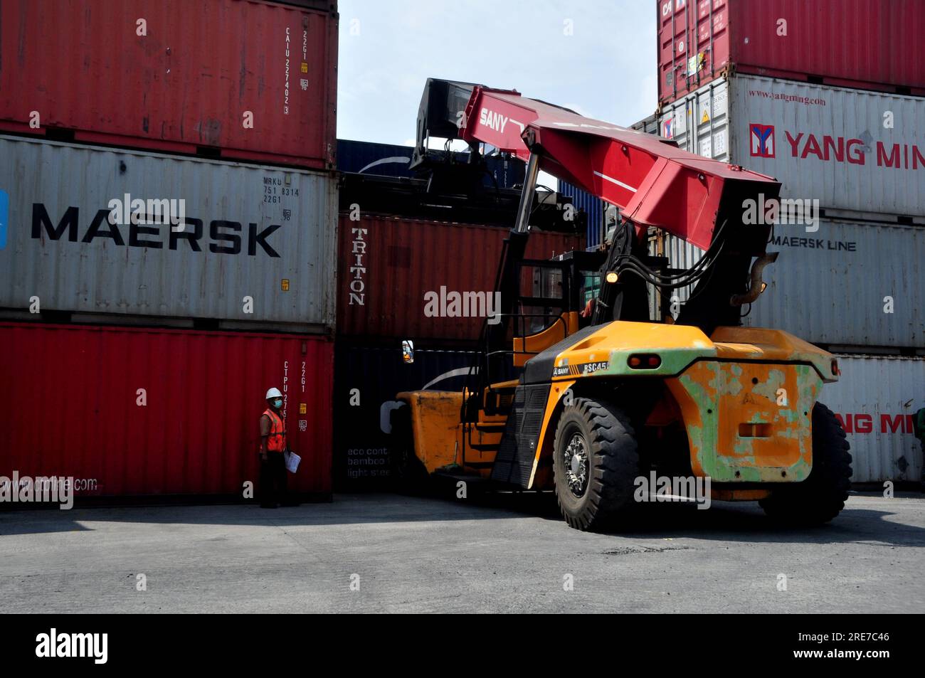 Jakarta, Indonesia - May 26, 2017 : Container loading and unloading ...