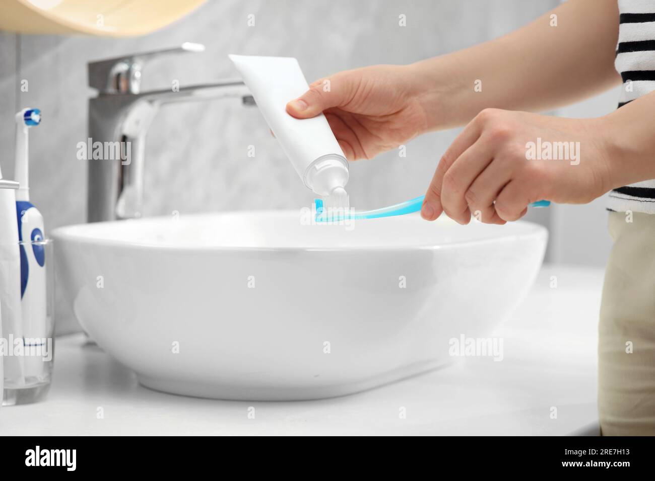 Toothbrush toothpaste sink hi-res stock photography and images - Alamy