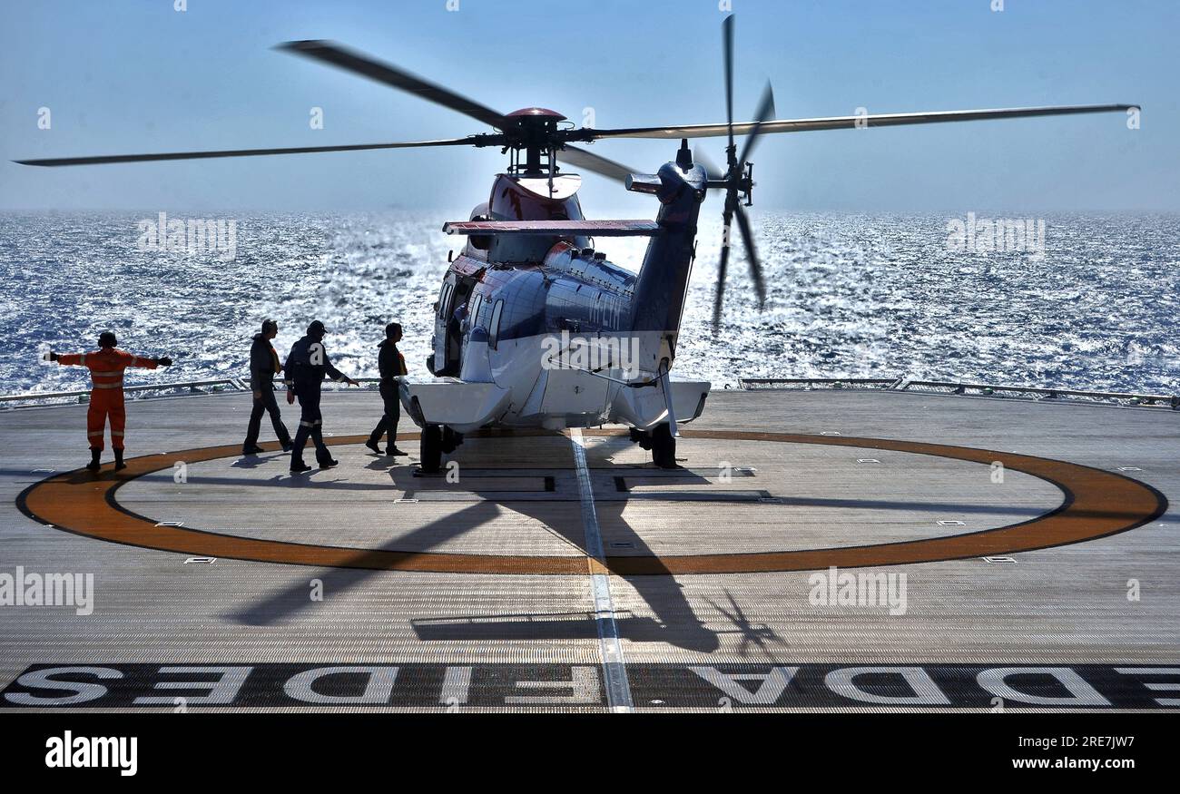 Offshore oil platforms hi-res stock photography and images - Alamy