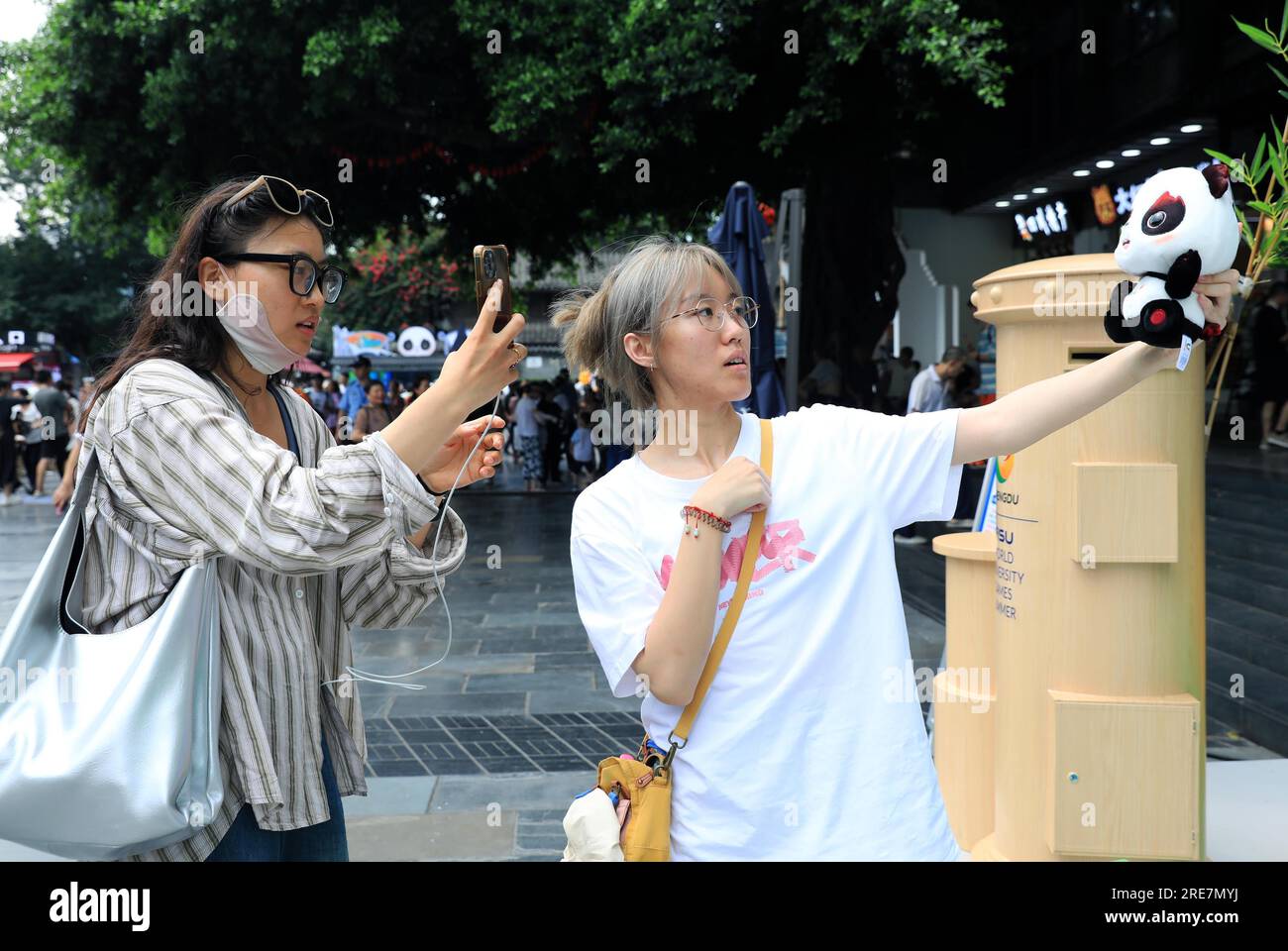 **CHINESE MAINLAND, HONG KONG, MACAU AND TAIWAN OUT** Tourists pose for ...