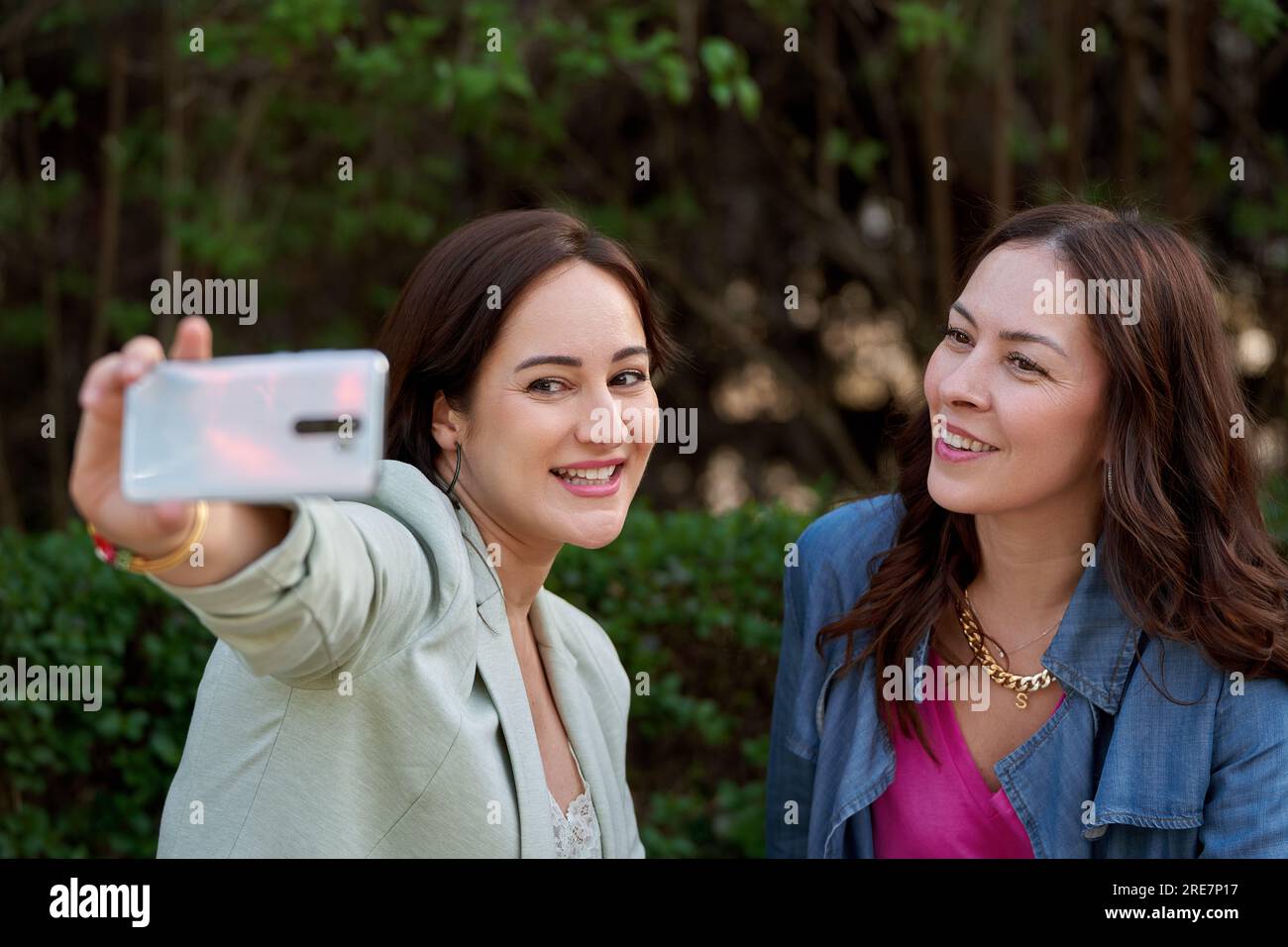 Two women posing selfie hi-res stock photography and images - Alamy