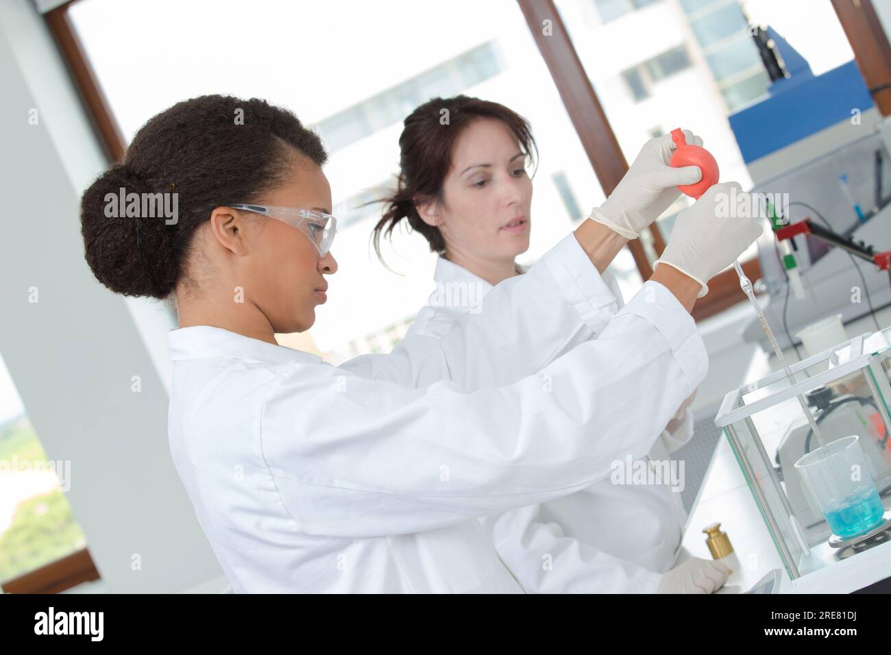 Side view scientists working hi-res stock photography and images - Alamy