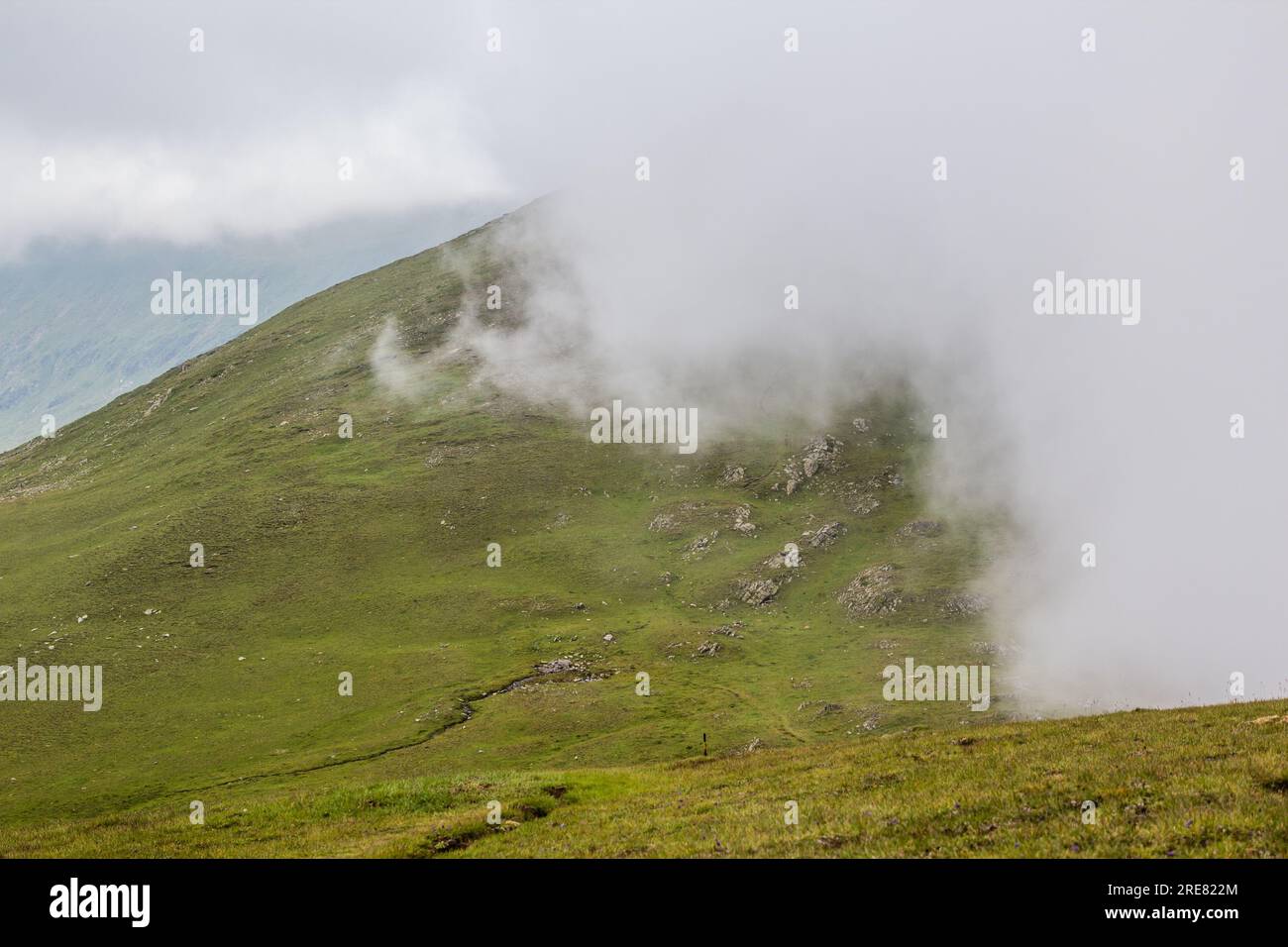 Mist covering mountains hi-res stock photography and images - Alamy
