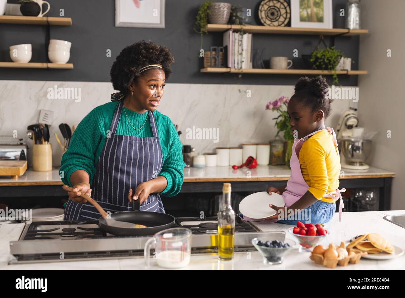 African american mother daughter baking hi-res stock photography and images - Alamy