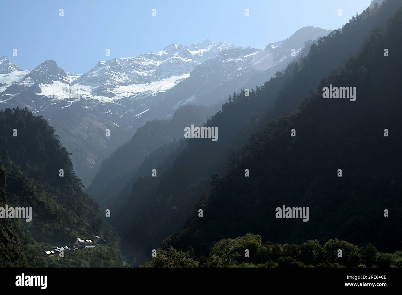 View of Himalayan mountain range on way to Yamunothri in Uttarakhand ...