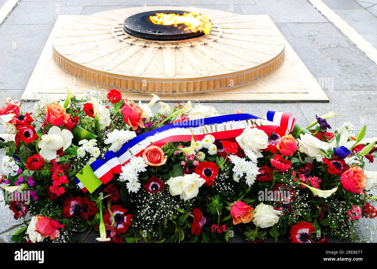 View of the eternal flame at the tomb of the unknown soldier at the Arc ...