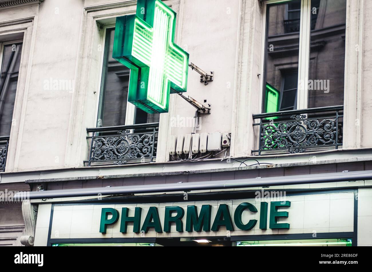 Pharmacy sign paris hi-res stock photography and images - Alamy